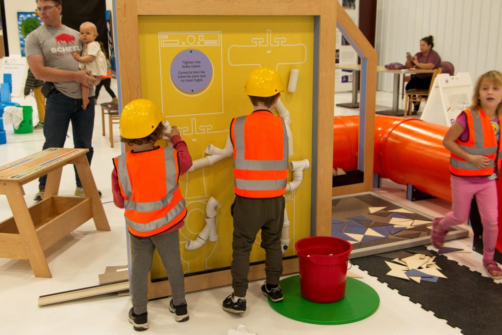 Building buddies – Loodo Exhibits